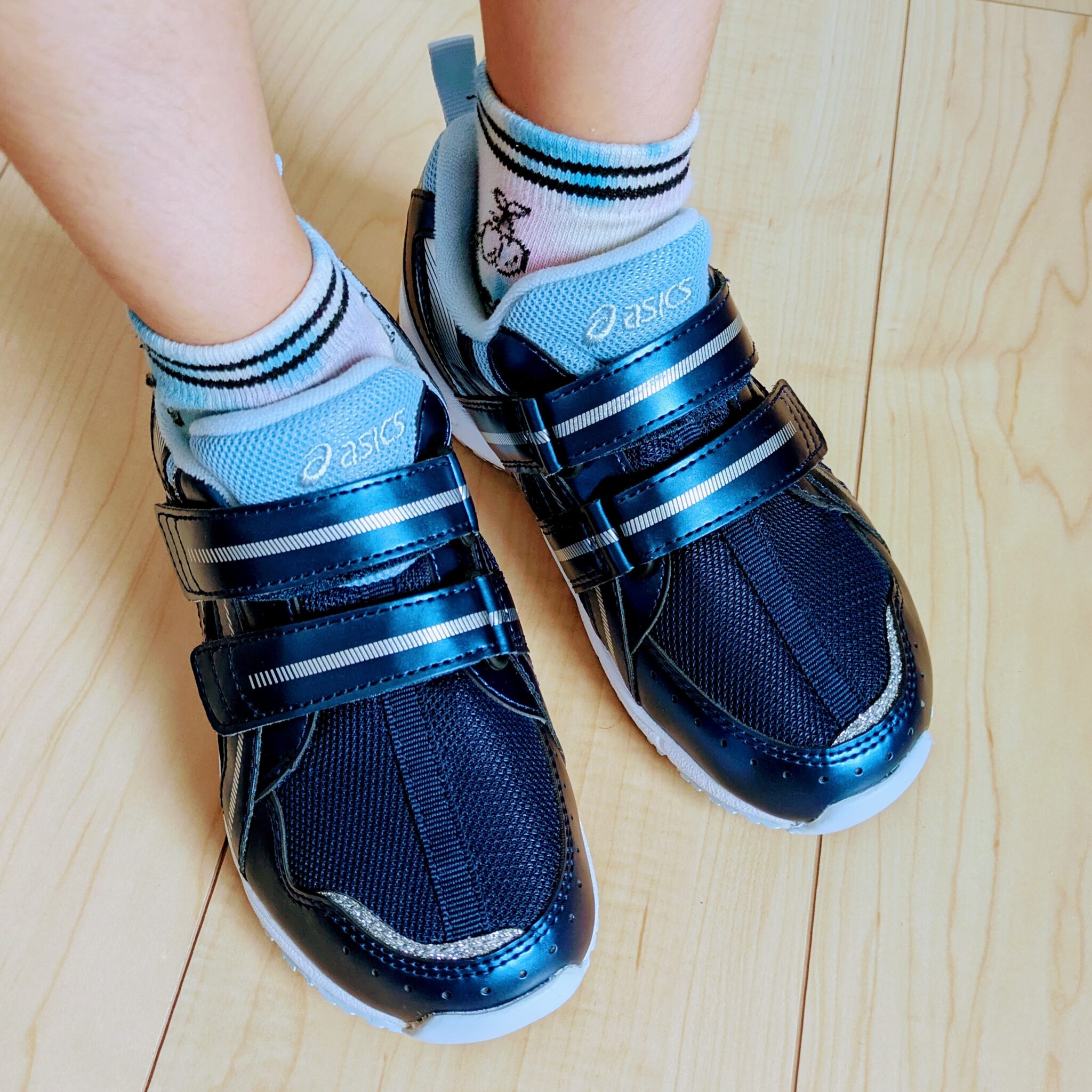 キラキラ可愛いASICSキッズ靴で足を守る！中敷きサイズアップのコツ | SHOKO KASUGAI.com